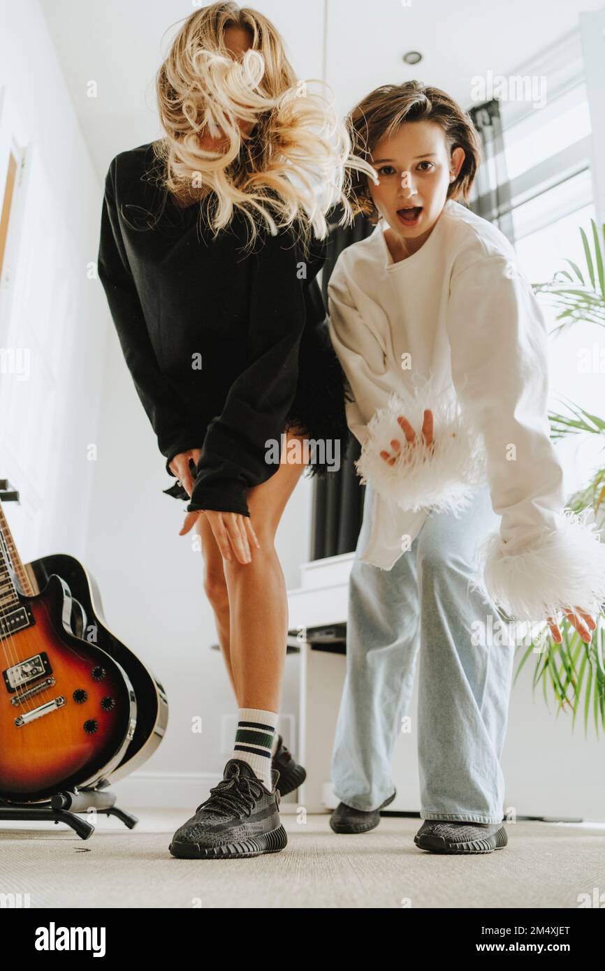 Young woman dancing guitarist music hi-res stock photography and images ...