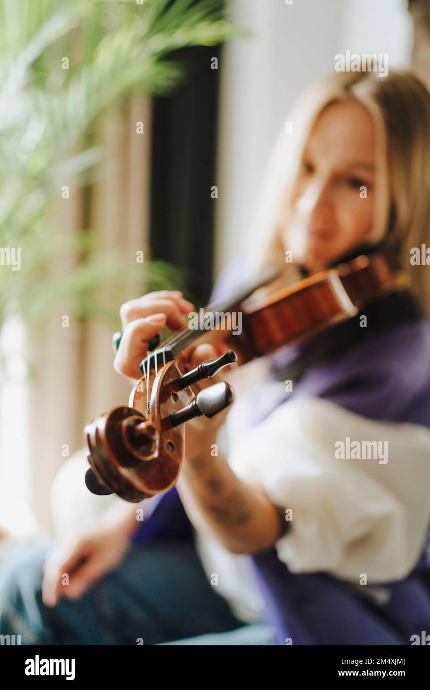 Violinist practicing violin in recording studio Stock Photo - Alamy
