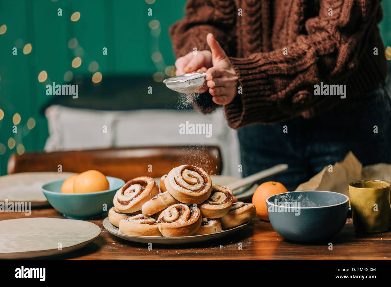 Woman sieve sprinkling sugar hi-res stock photography and images - Alamy