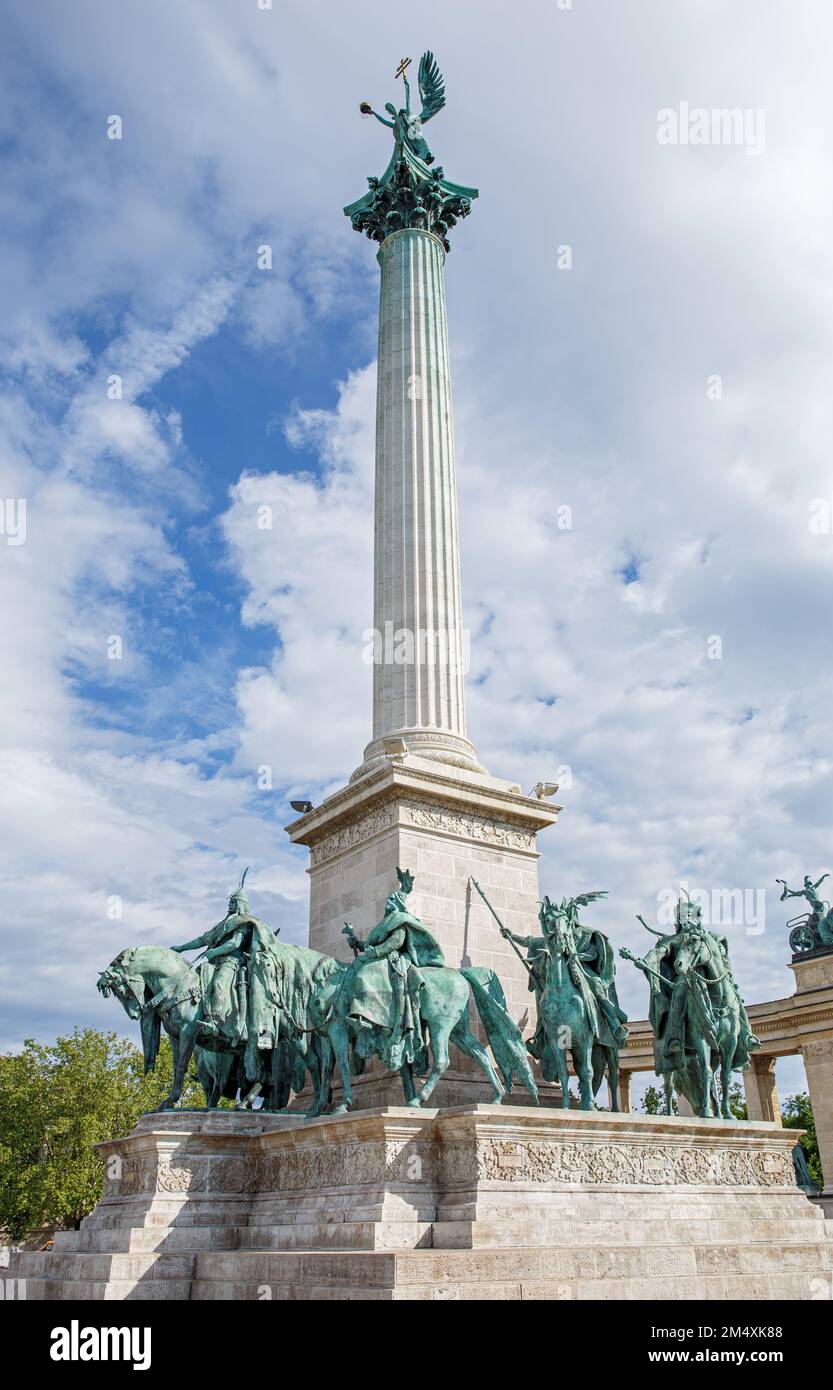 A vertical shot of the Millennium Monument in Heroes' Square in ...