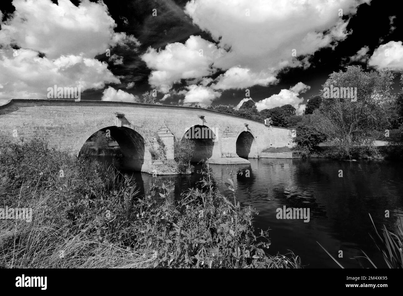 Milton Ferry Stone Bridge, river Nene, Ferry Meadows country park ...