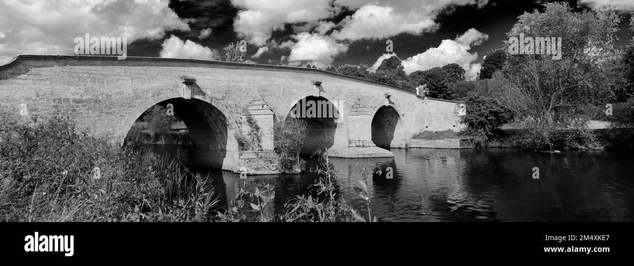 Milton Ferry Stone Bridge, river Nene, Ferry Meadows country park ...