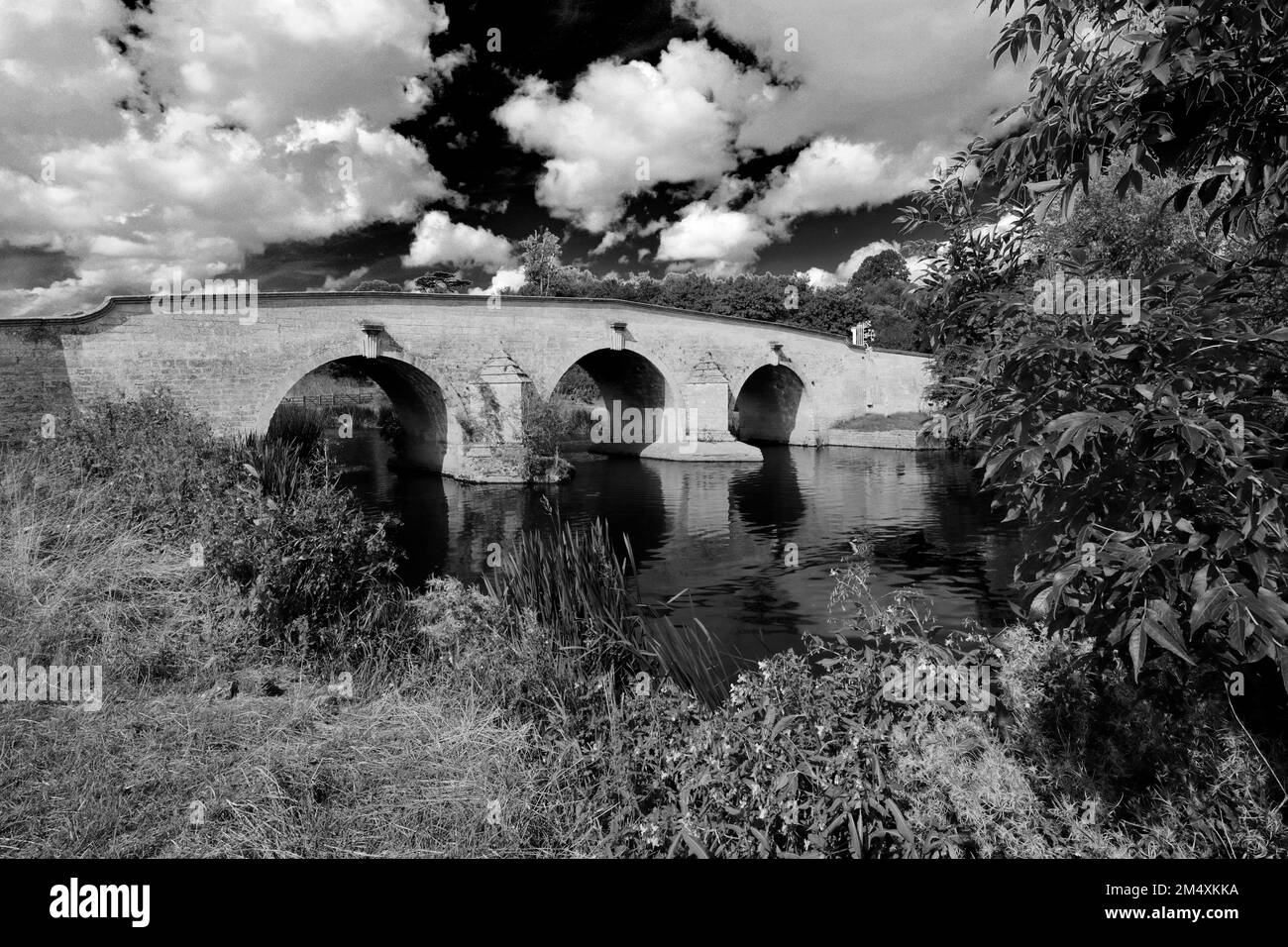 Milton Ferry Stone Bridge, river Nene, Ferry Meadows country park ...