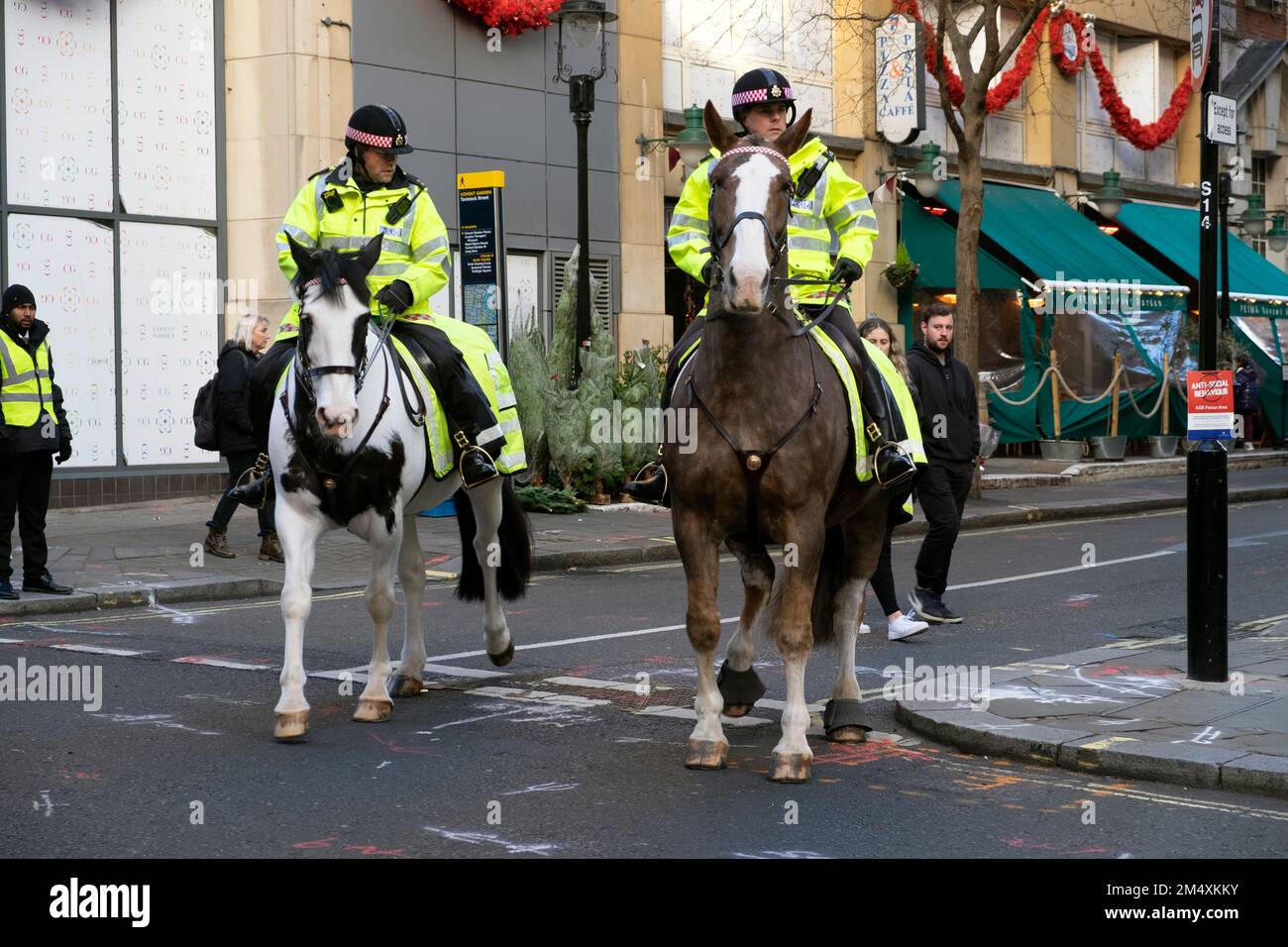 Loneon Metropolitan Police riding horse horses ride on horseback in ...