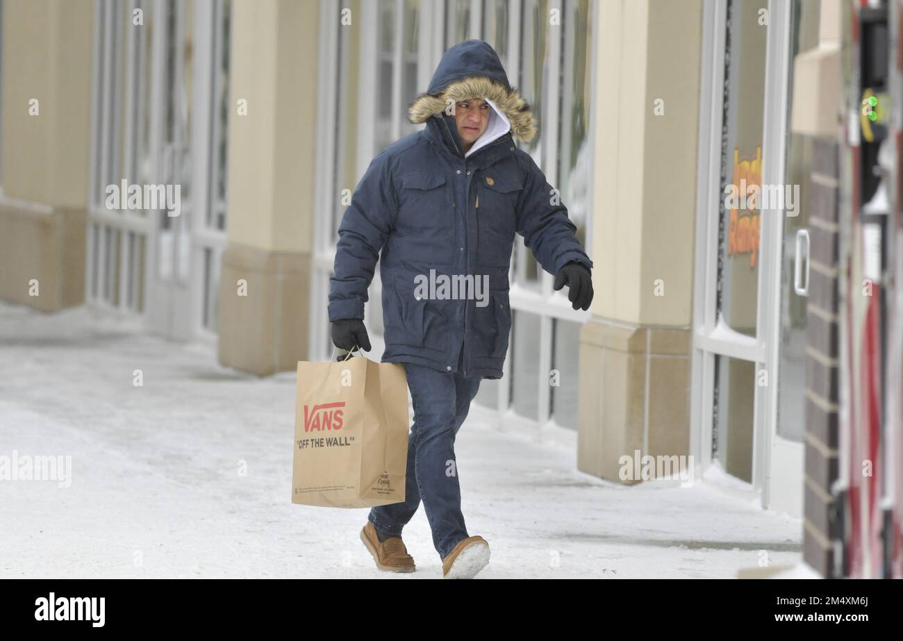 Aurora, USA. 23rd Dec, 2022. Parkas, hats and gloves were standard ...