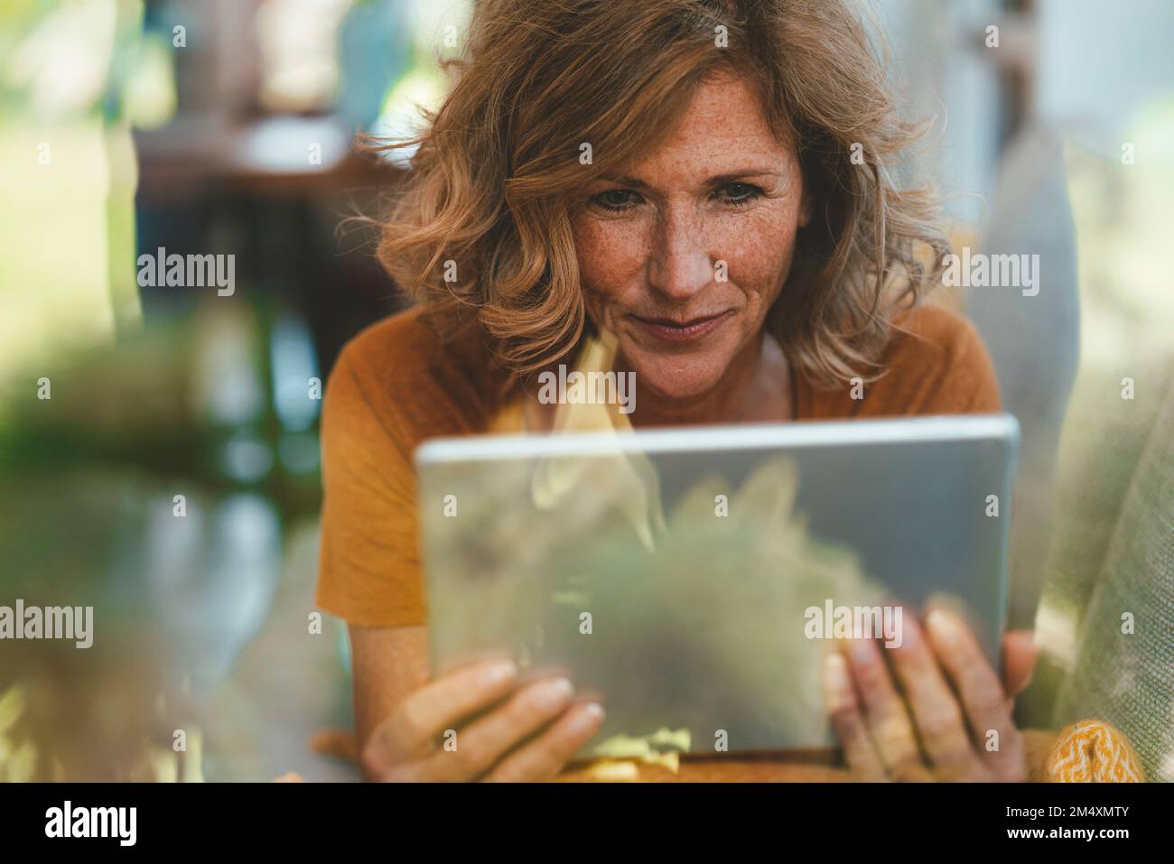 Mature woman through glass hi-res stock photography and images - Alamy