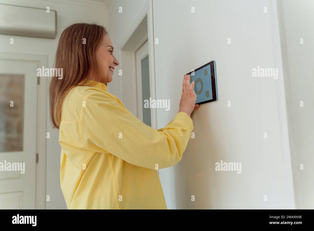 Woman operating tablet pc hi-res stock photography and images - Alamy