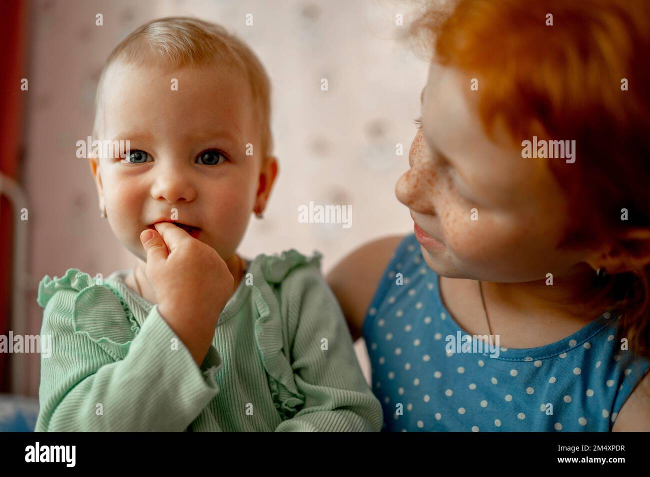 Girl and her baby sister hi-res stock photography and images - Alamy