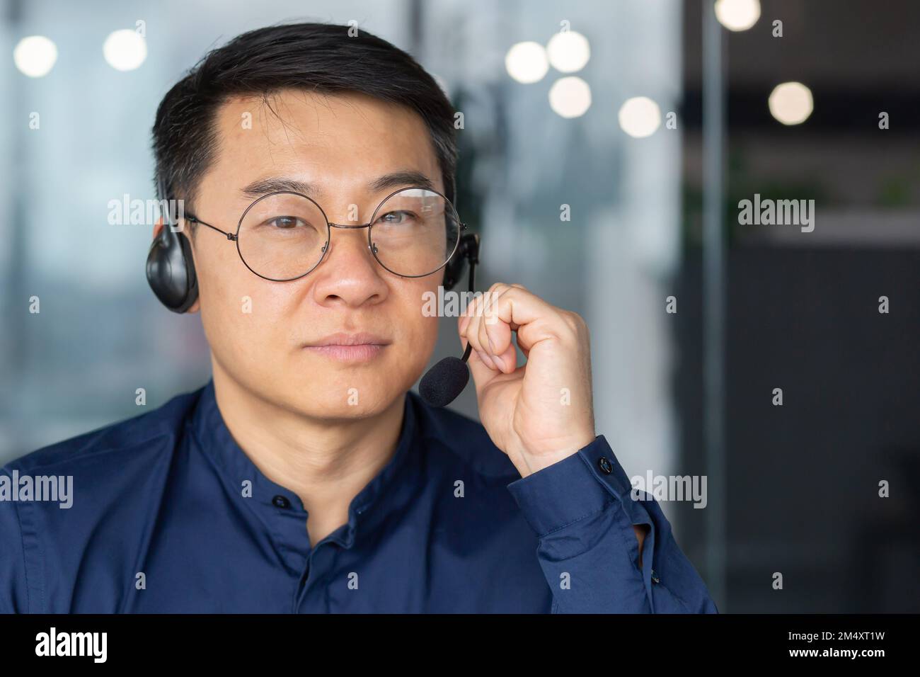 Photo serious customer service hi-res stock photography and images - Alamy