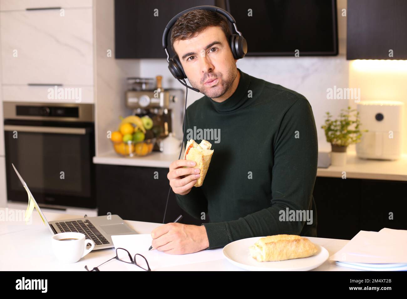 Busy people eating sandwich hi-res stock photography and images - Alamy