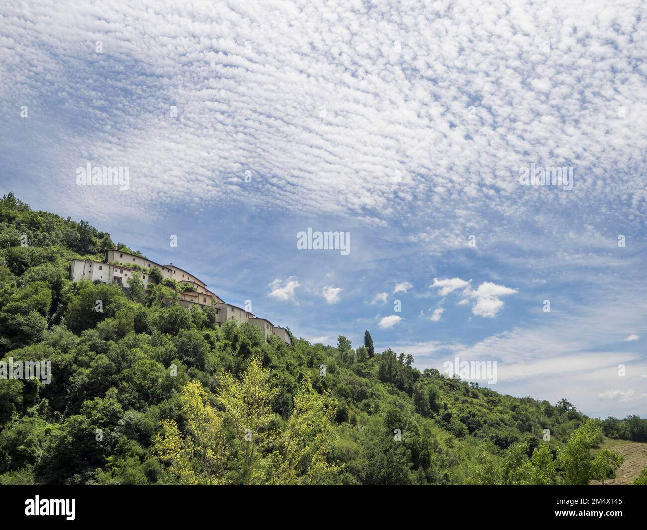 Italy hilltop village hi-res stock photography and images - Alamy