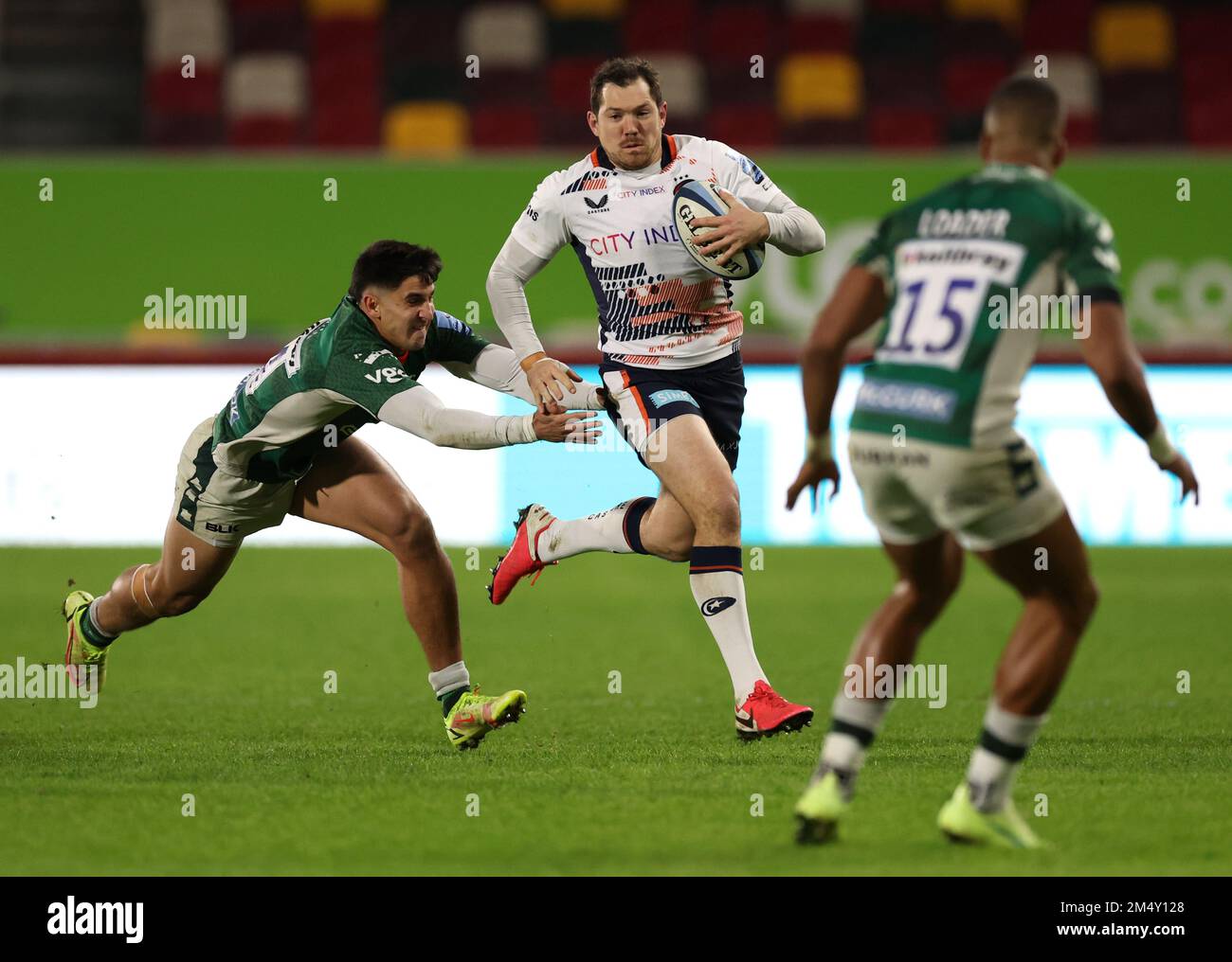 Saracens' Alex Goode (centre) in action during the Gallagher ...