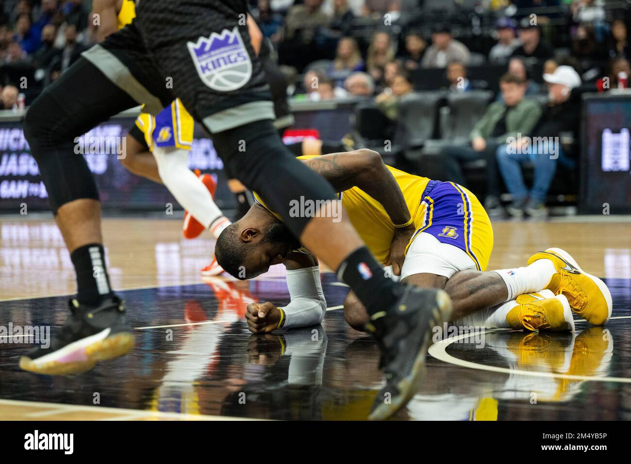Sacramento, CA, USA. 21st Dec, 2022. Los Angeles Lakers forward LeBron ...
