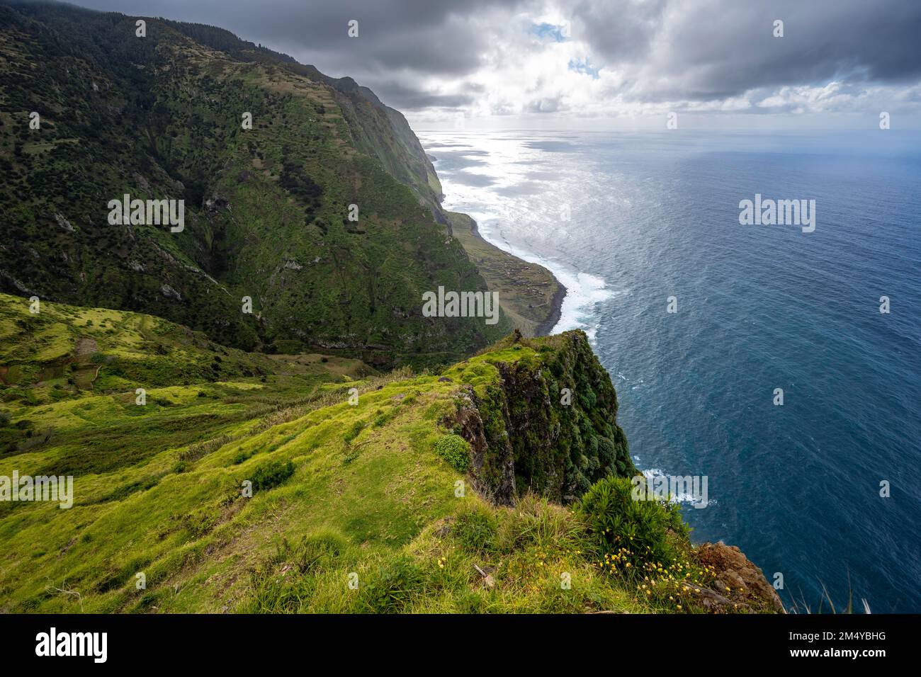View of cliffs and sea, coastal landscape, Ponta da Leideira viewpoint ...
