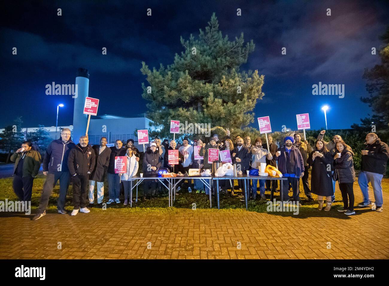 Langley, Slough, Berkshire, UK. 23rd December, 2022. Royal Mail workers ...