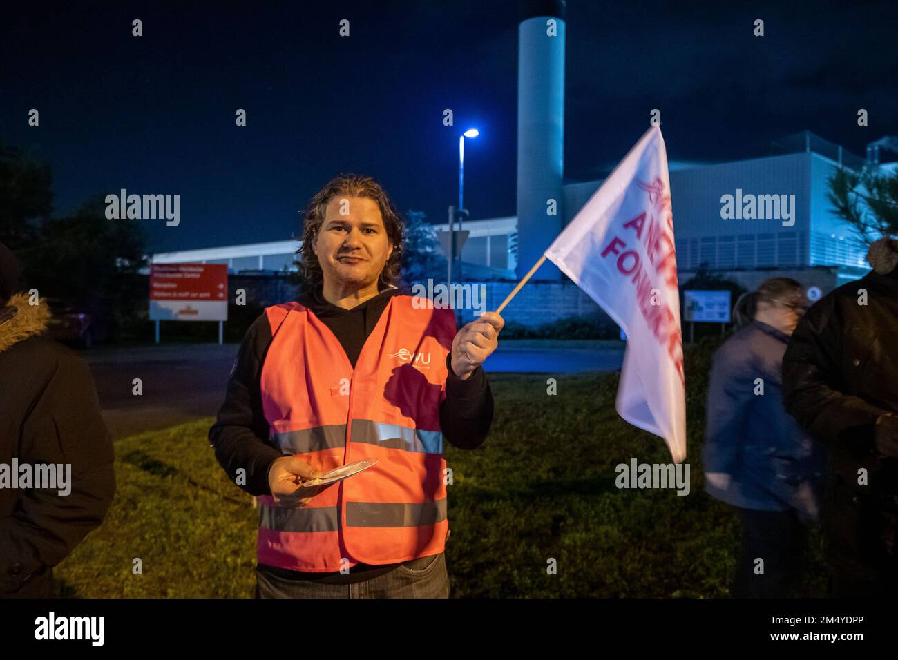 Langley, Slough, Berkshire, UK. 23rd December, 2022. Royal Mail workers ...