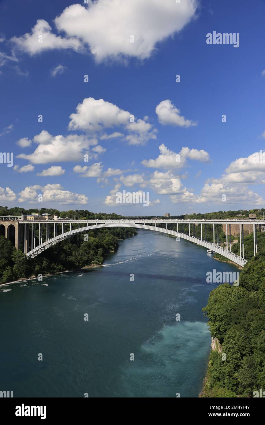 Niagara Falls - Rainbow Bridge between US and Canada Stock Photo - Alamy