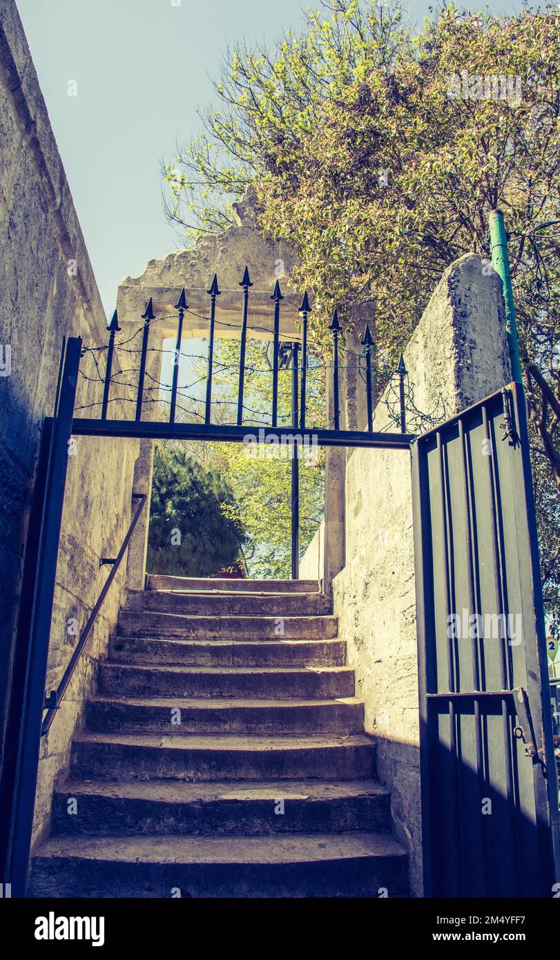 Gate architecture hi-res stock photography and images - Alamy