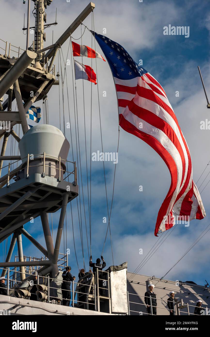 PACIFIC OCEAN (Nov. 9, 2022) - U.S. Marines and Sailors man the rails ...
