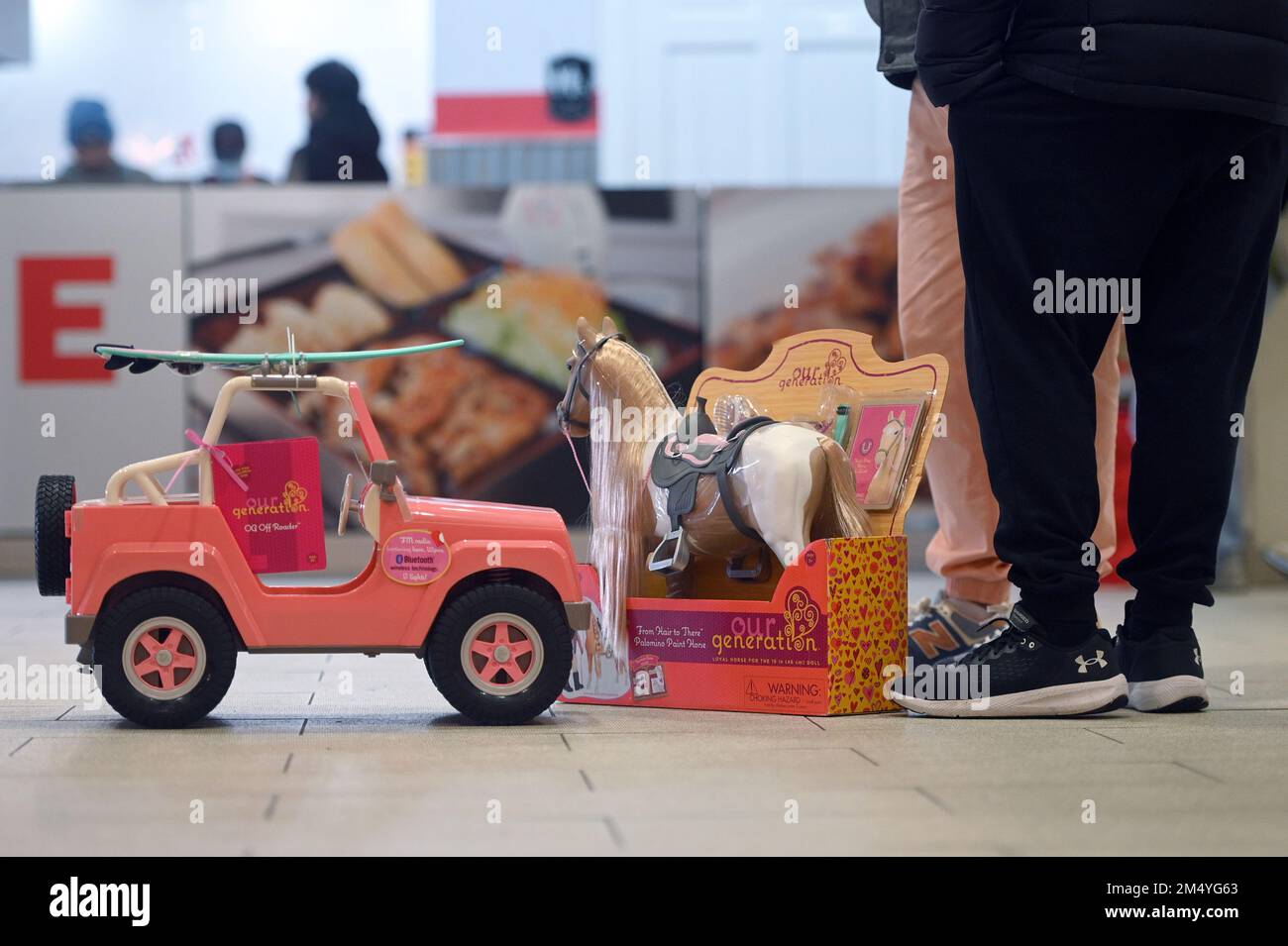 New York, USA. 23rd Dec, 2022. With only two shopping days left before ...