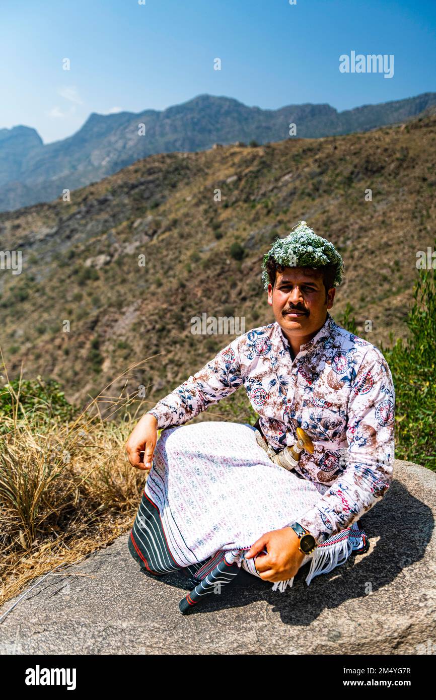 Traditional dressed man of the Qahtani Flower men tribe in the coffee ...