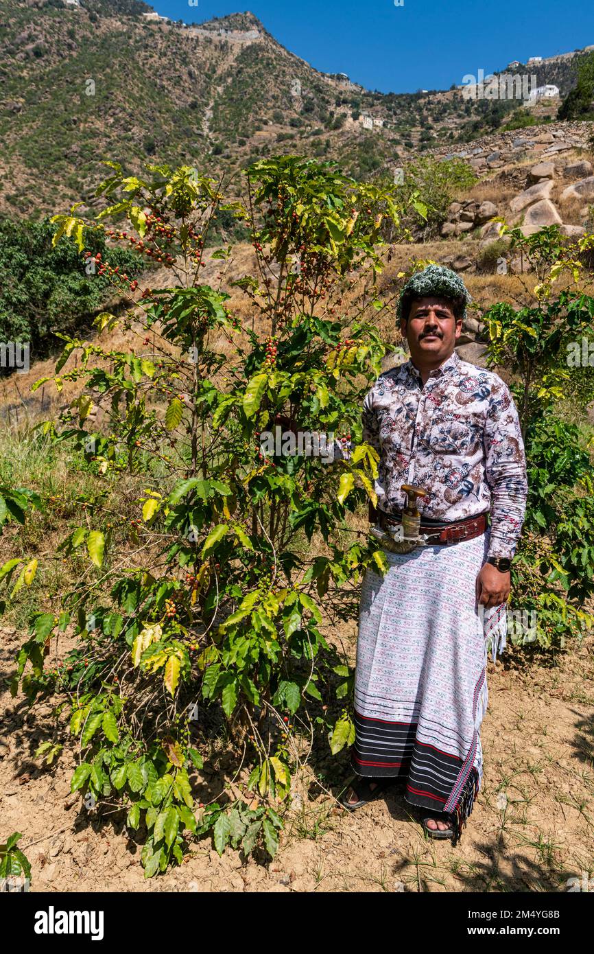 Traditional dressed man of the Qahtani Flower men tribe in the coffee ...