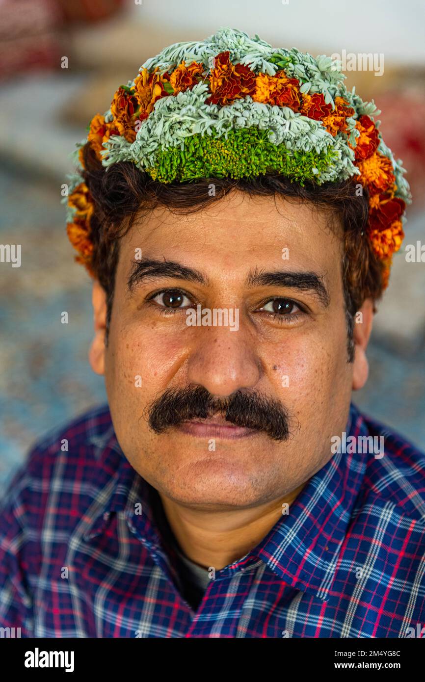 Traditional dressed man of the Qahtani Flower men tribe in the coffee ...