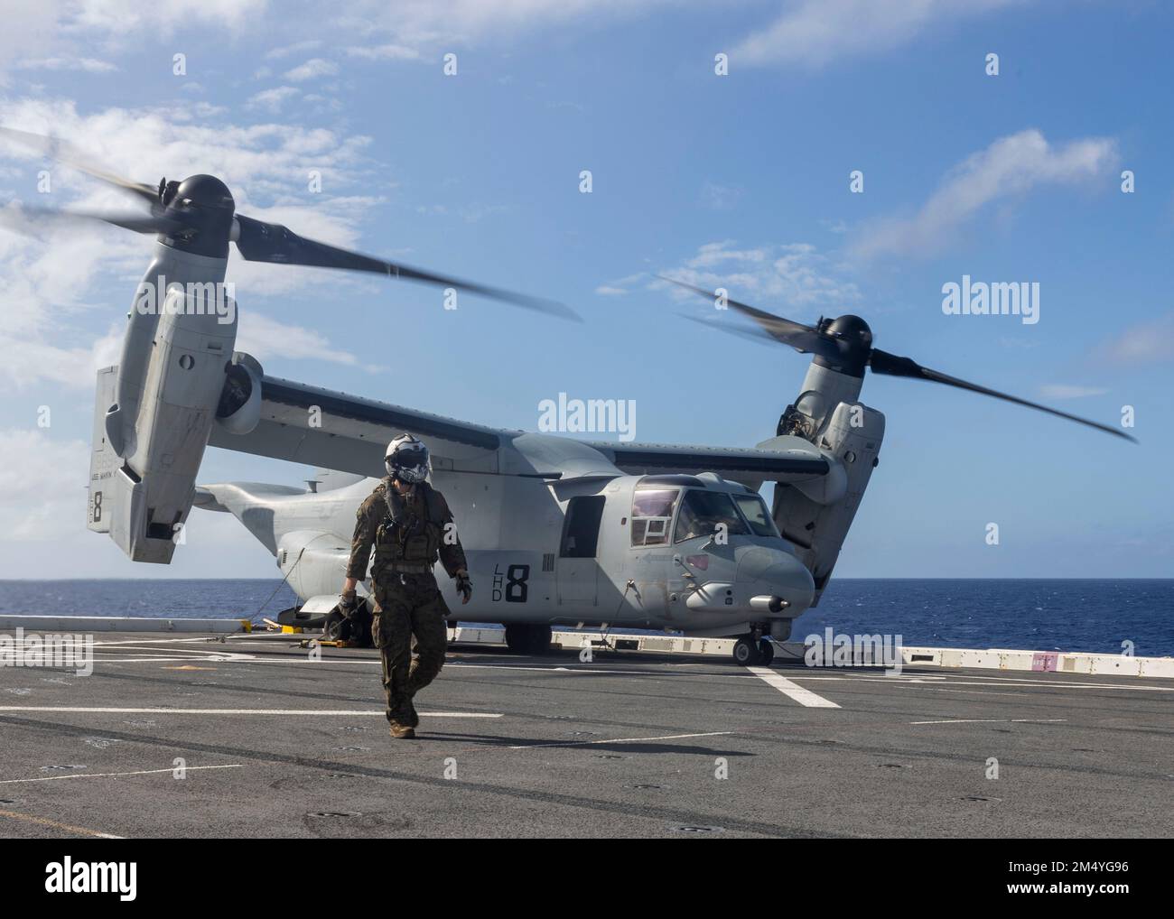PACIFIC OCEAN (Nov. 18, 2022) – A U.S. Marine MV-22B Osprey crewman with Marine Medium Tiltrotor ...