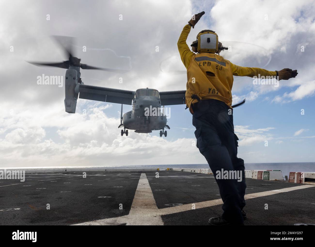 PACIFIC OCEAN (Nov. 18, 2022) – U.S. Navy Aviation Boatswain’s Mate ...