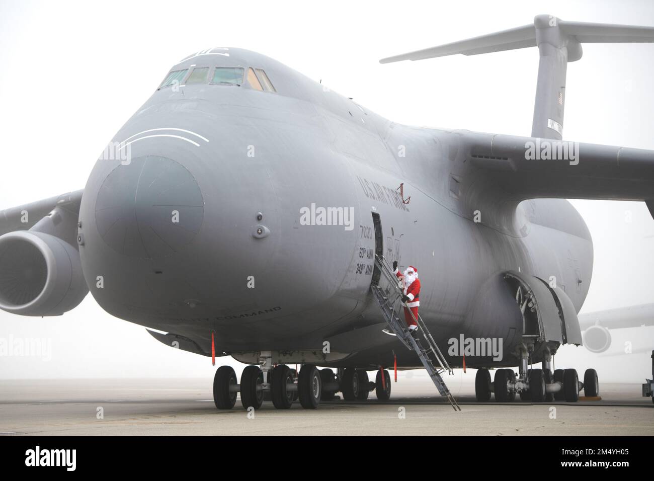 Santa waves from a C-5M Super Galaxy at Travis Air Force Base ...