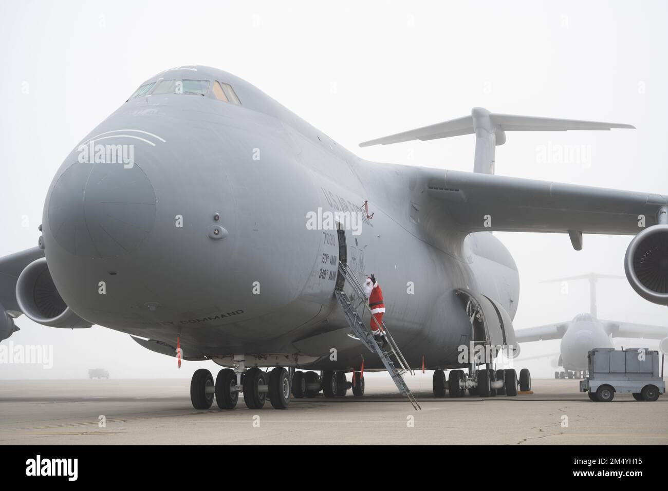 Santa waves from a C-5M Super Galaxy at Travis Air Force Base ...