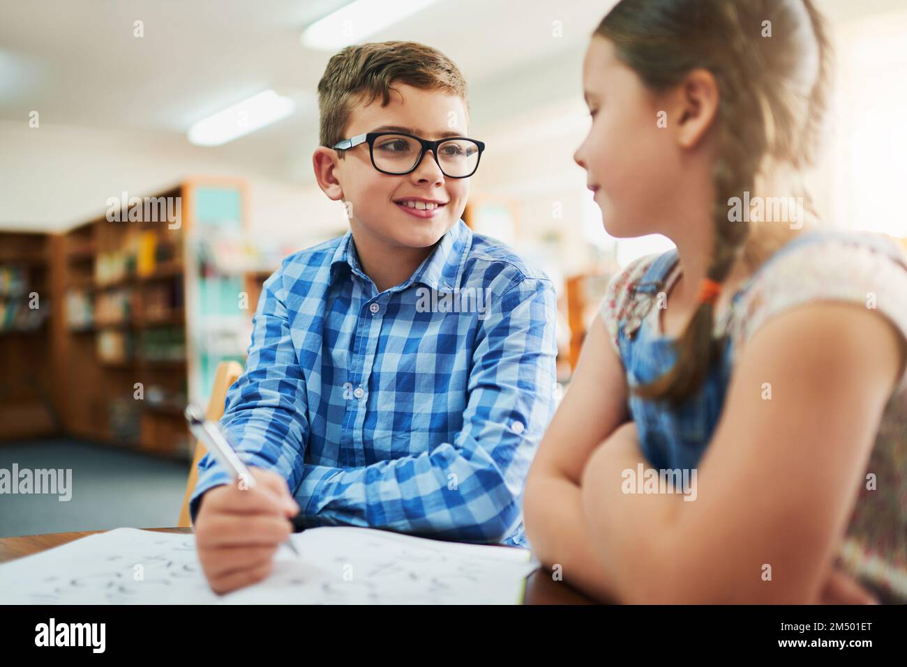 Helping kids study library hi-res stock photography and images - Alamy