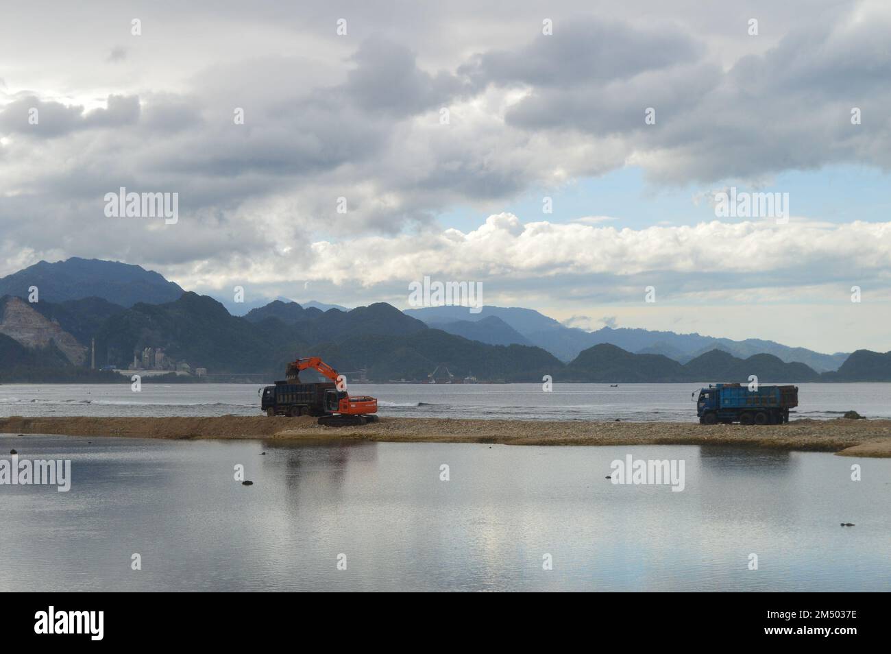 Truck dan Excavator Stock Photo - Alamy