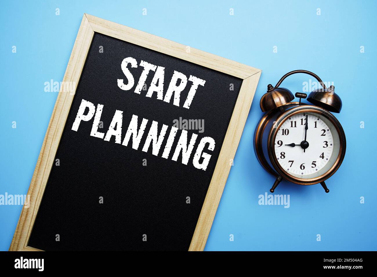 Start Planning word with alarm clock on blue background Stock Photo - Alamy