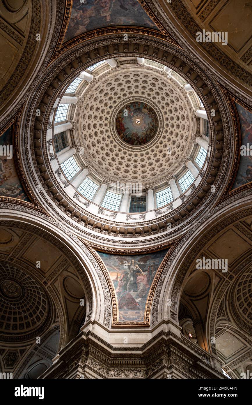A vertical shot of the beautiful ceiling of the Pantheon located in ...
