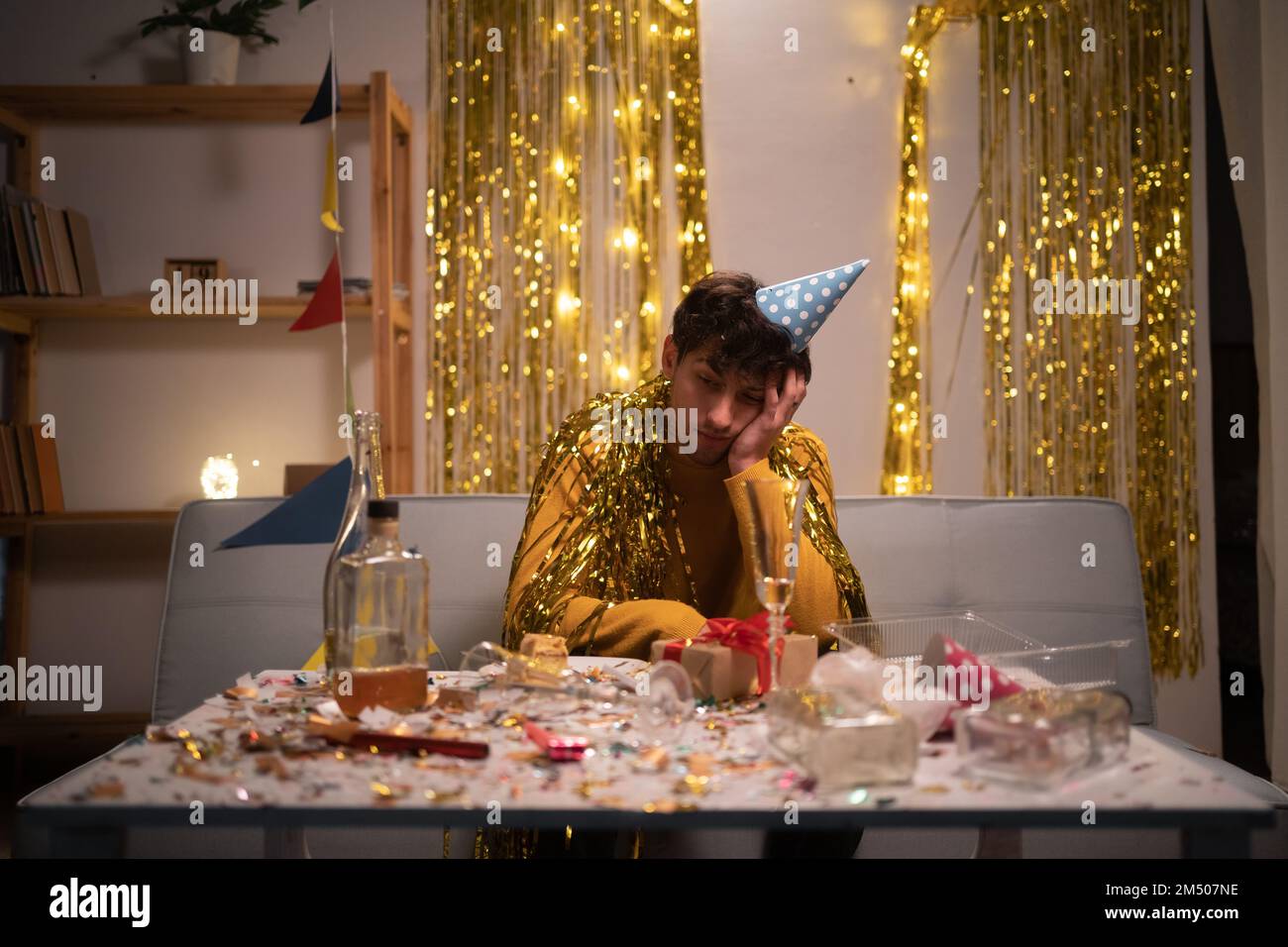Drunk house party hi-res stock photography and images - Alamy