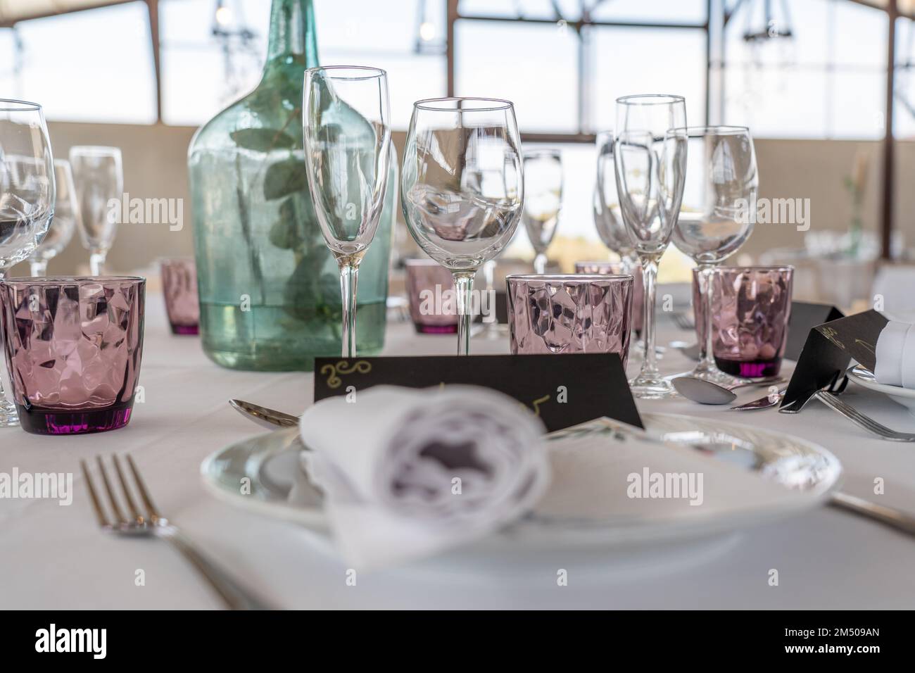A beautiful wedding table setting Stock Photo - Alamy