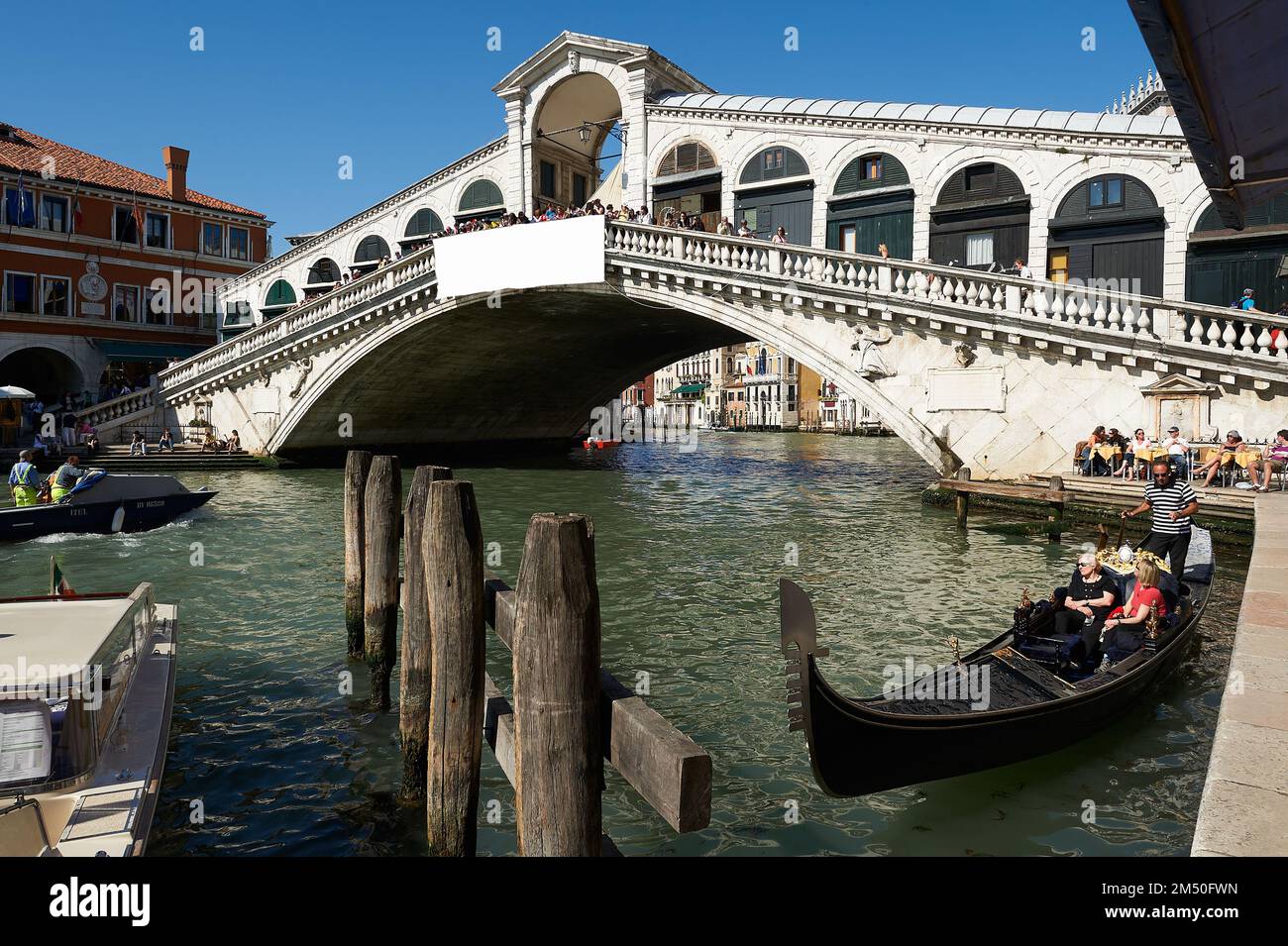 View of the Rialto Bridge in the city of Venice, Italy Stock Photo - Alamy