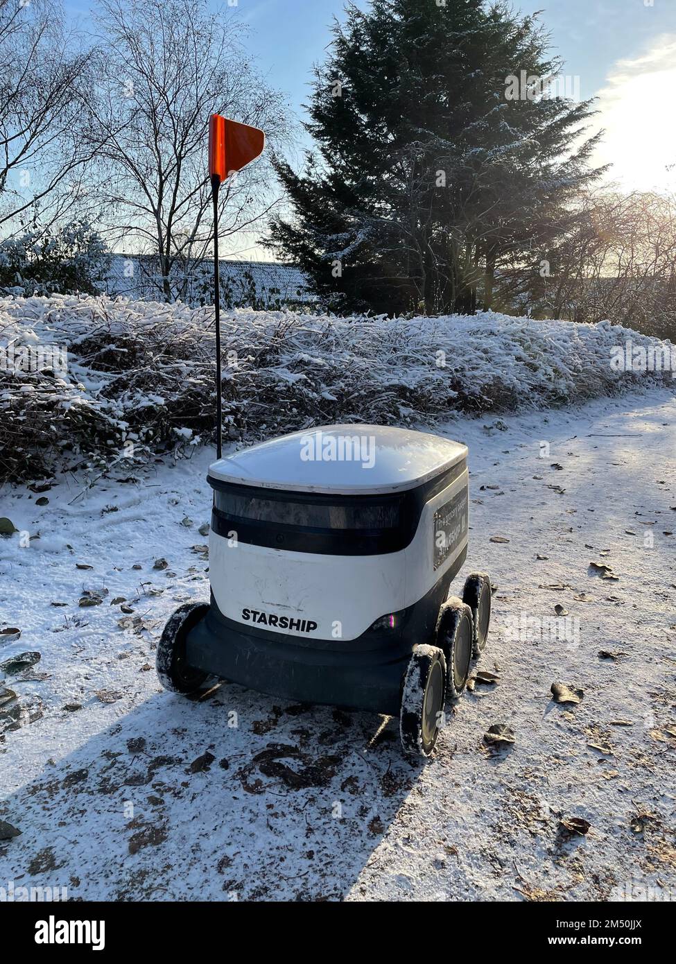 A Starship delivery robot in the snow in Milton Keynes Stock Photo - Alamy