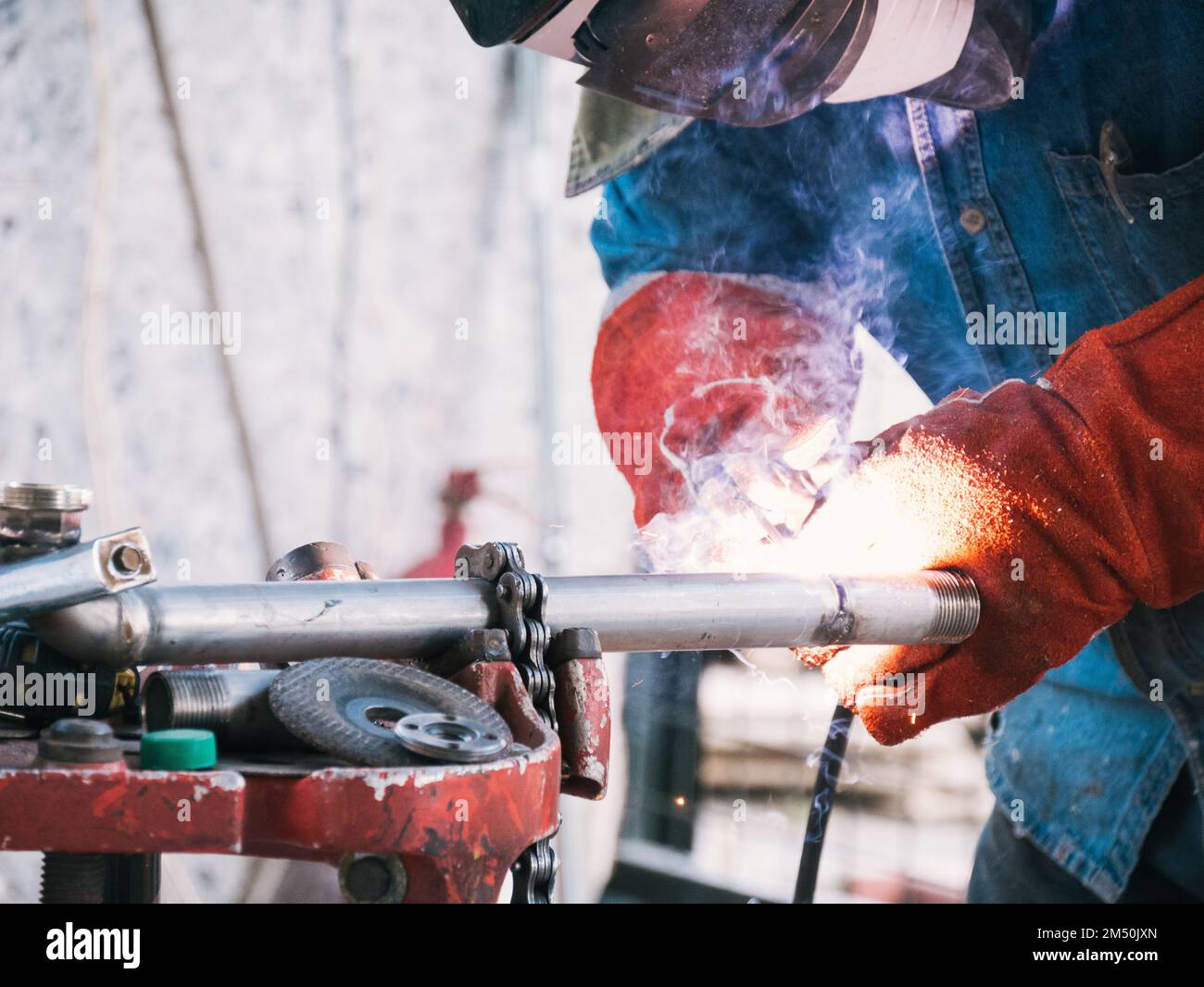 Man wearing a welding mask hi-res stock photography and images - Alamy