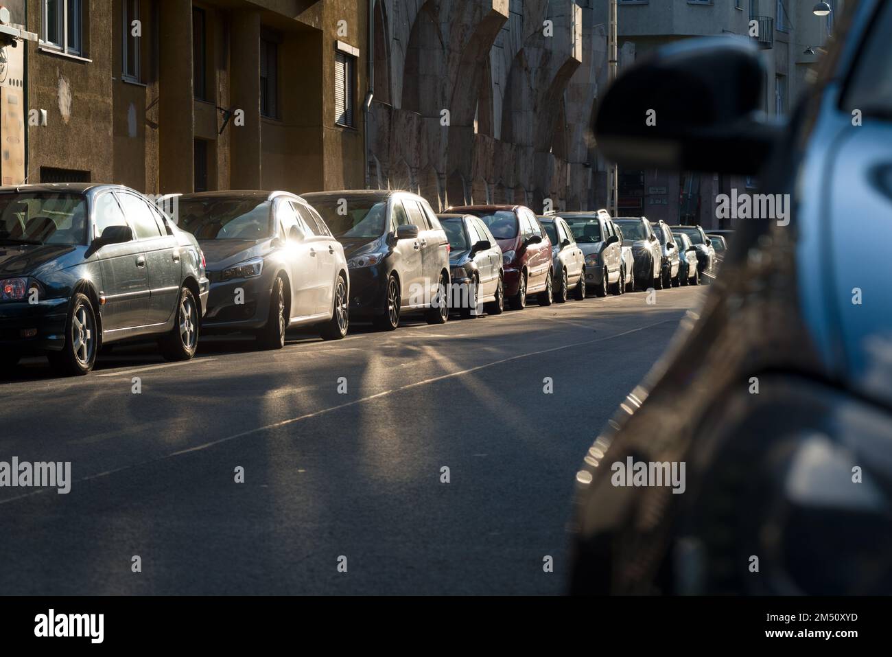 Cars parked tightly along the roadside in the city Stock Photo - Alamy