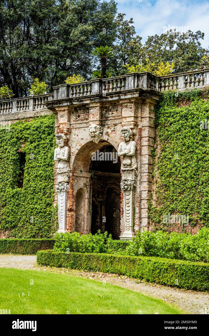 Labyrinth garden royal castle gardens hi-res stock photography and ...