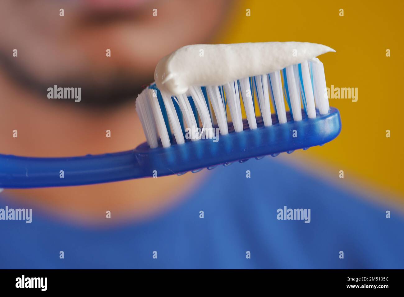 Hand holding tooth hi-res stock photography and images - Alamy