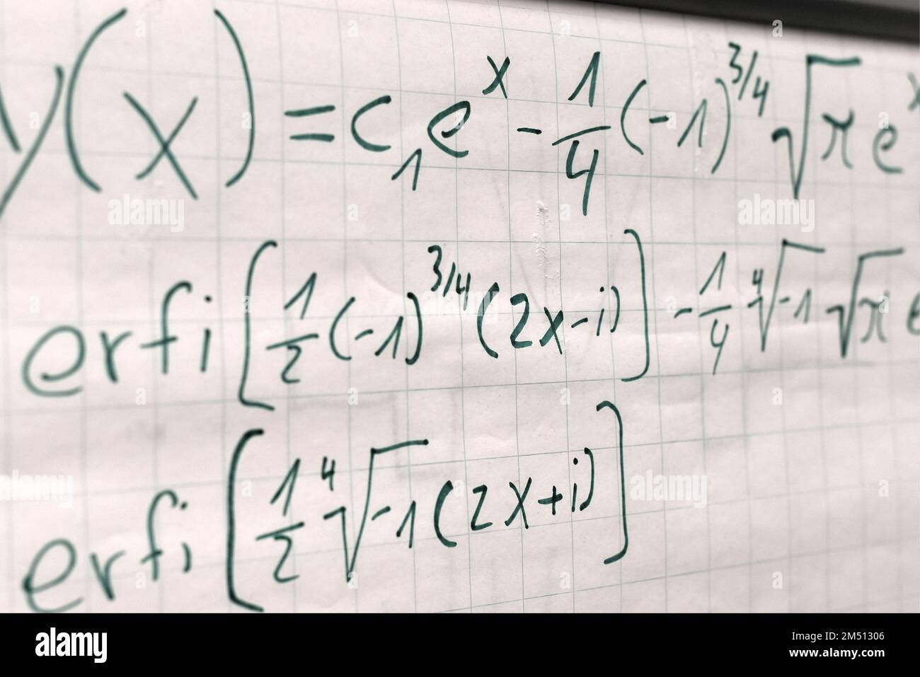Physics equations board' hi-res stock photography and images - Alamy
