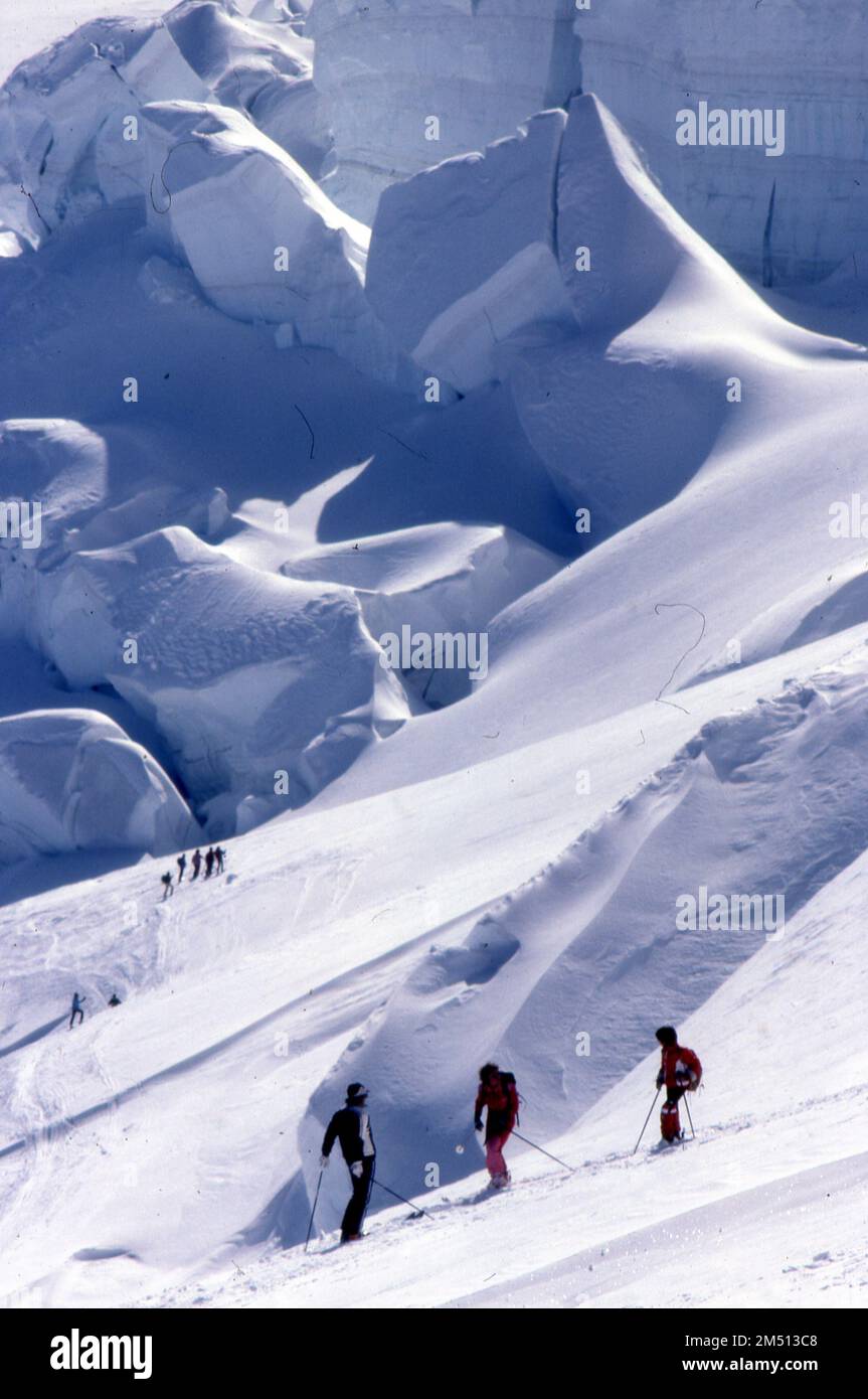 Vertical shot people skiing hi-res stock photography and images - Alamy