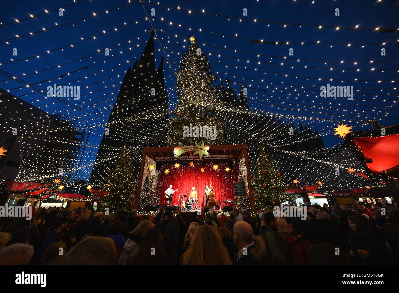 Cologne, Germany. 21st Dec, 2022. Cologne Christmas market on ...