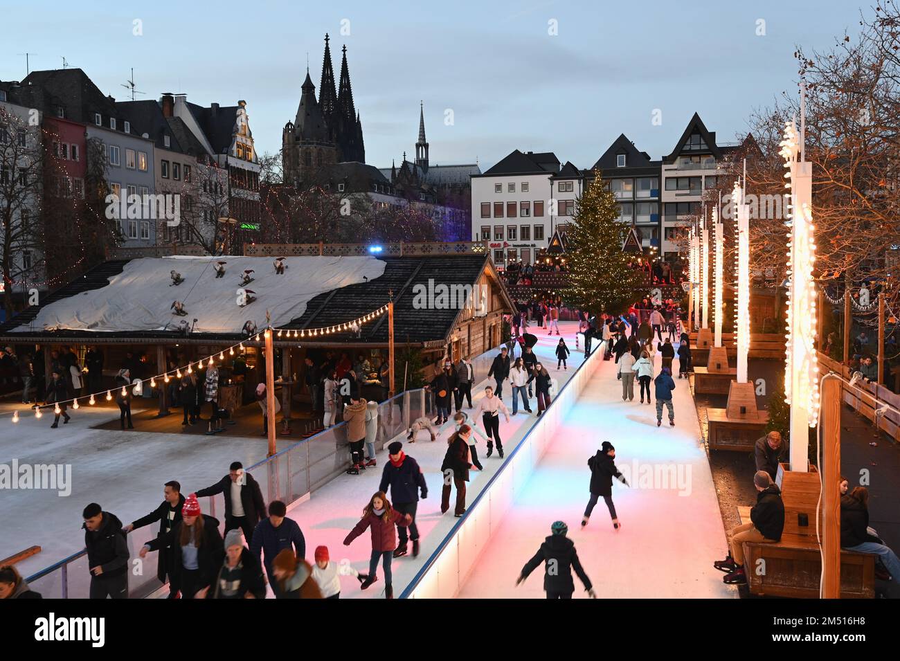 Cologne, Germany. 21st Dec, 2022. The Cologne Christmas market Heinzels ...