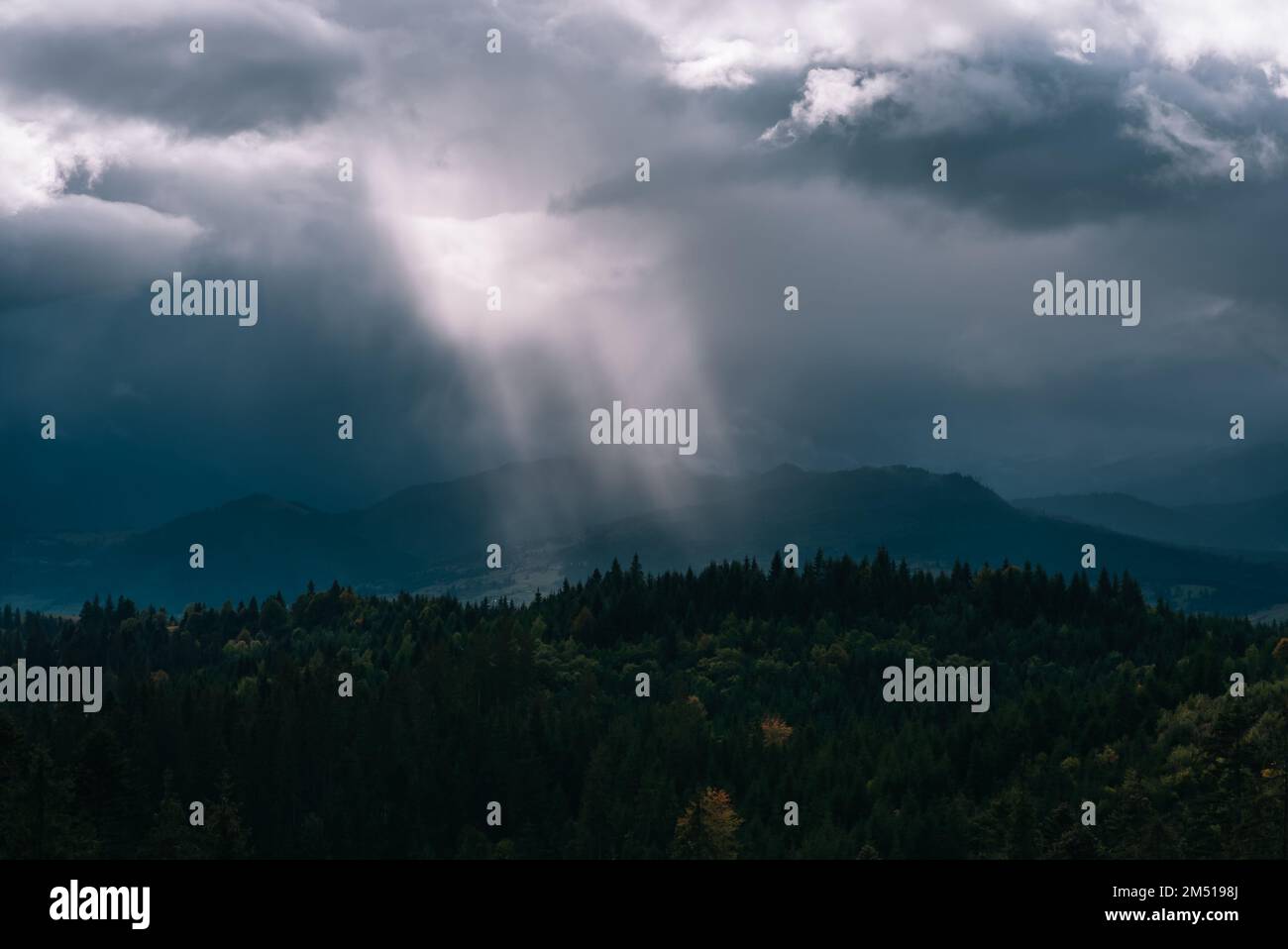 Sunbeams breaking through the clouds hi-res stock photography and ...