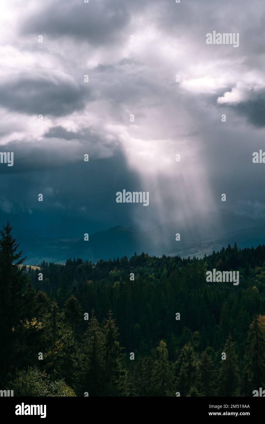 Sunbeams breaking through the clouds hi-res stock photography and ...