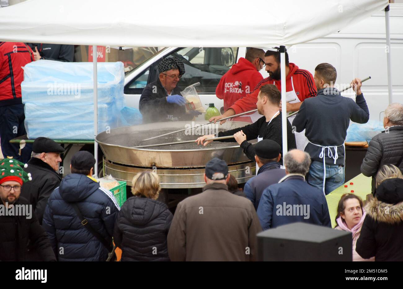 The preparation of black risotto in a large Pula padel was held at the ...